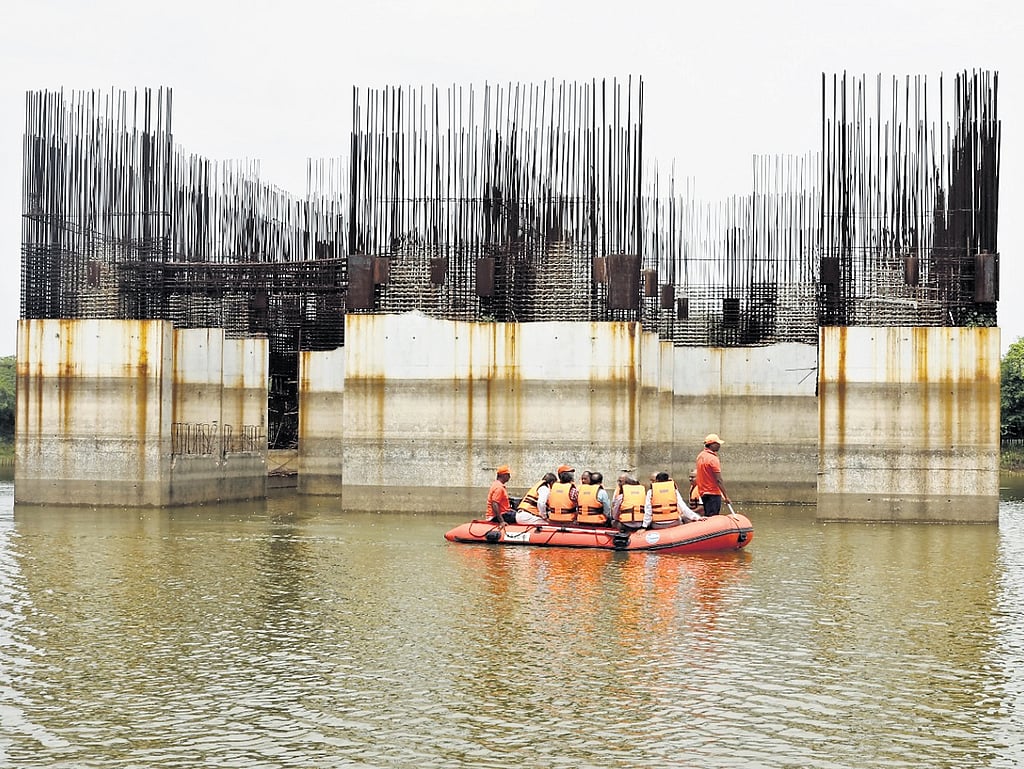 Andhra Pradesh: IIT Madras team inspects Iconic Towers in water
